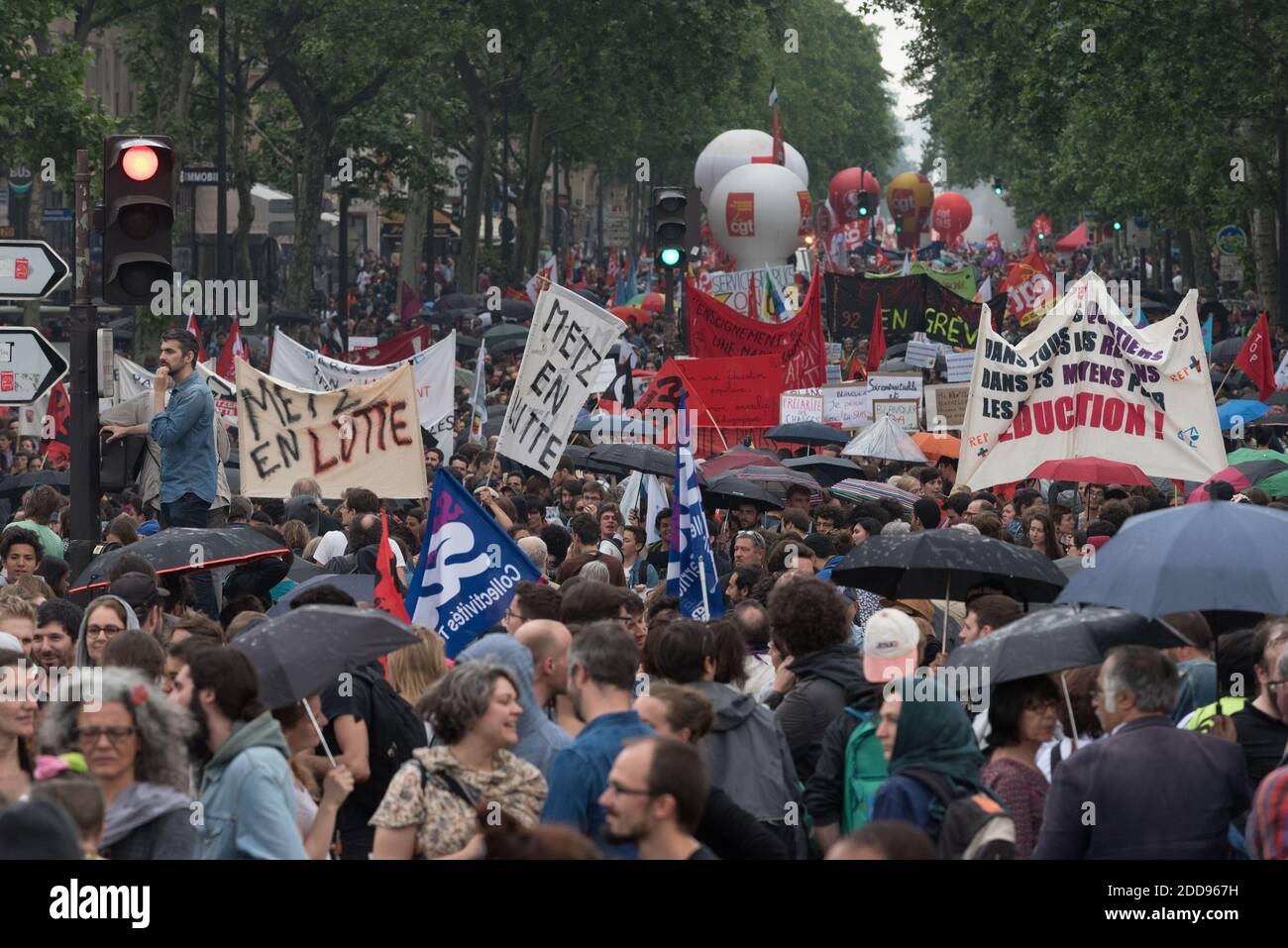 Around 15,000 civil servants demonstrated in Paris at the call of the ...