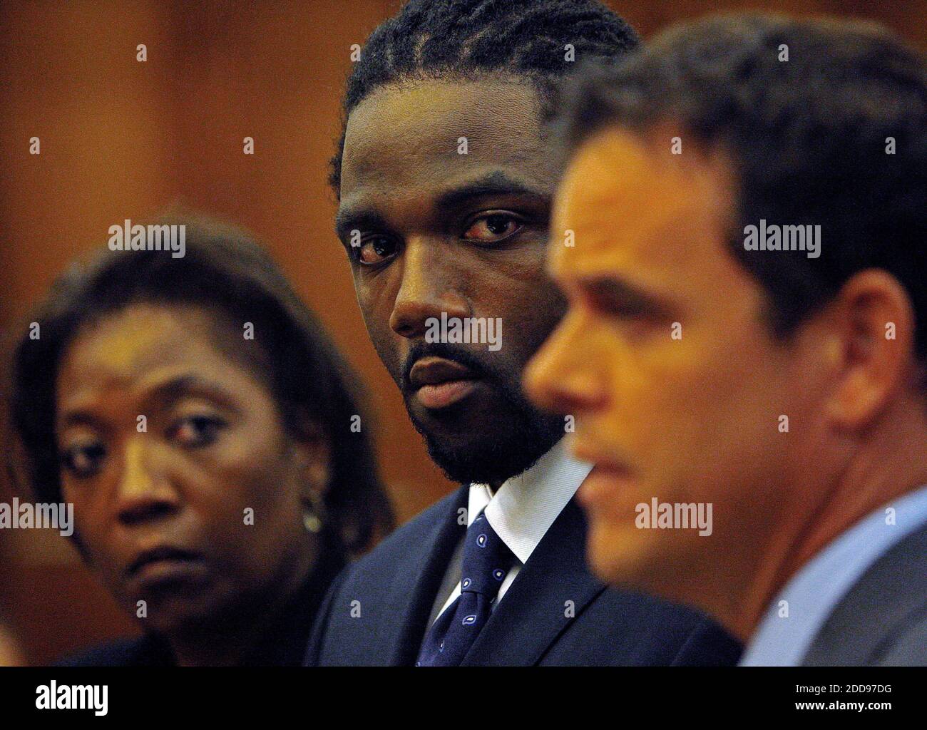 NO FILM, NO VIDEO, NO TV, NO DOCUMENTARY - Cleveland Browns' Donte Stallworth, center, looks ...