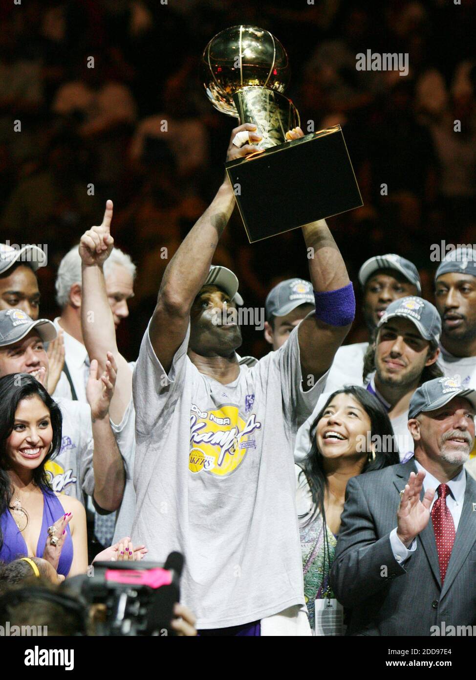 Kobe bryant nba championship trophy hi-res stock photography and images ...