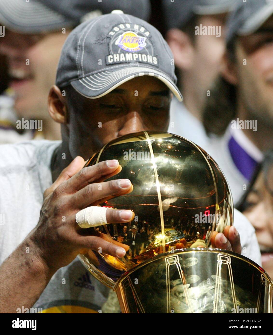 Kobe bryant nba championship trophy hi-res stock photography and images ...
