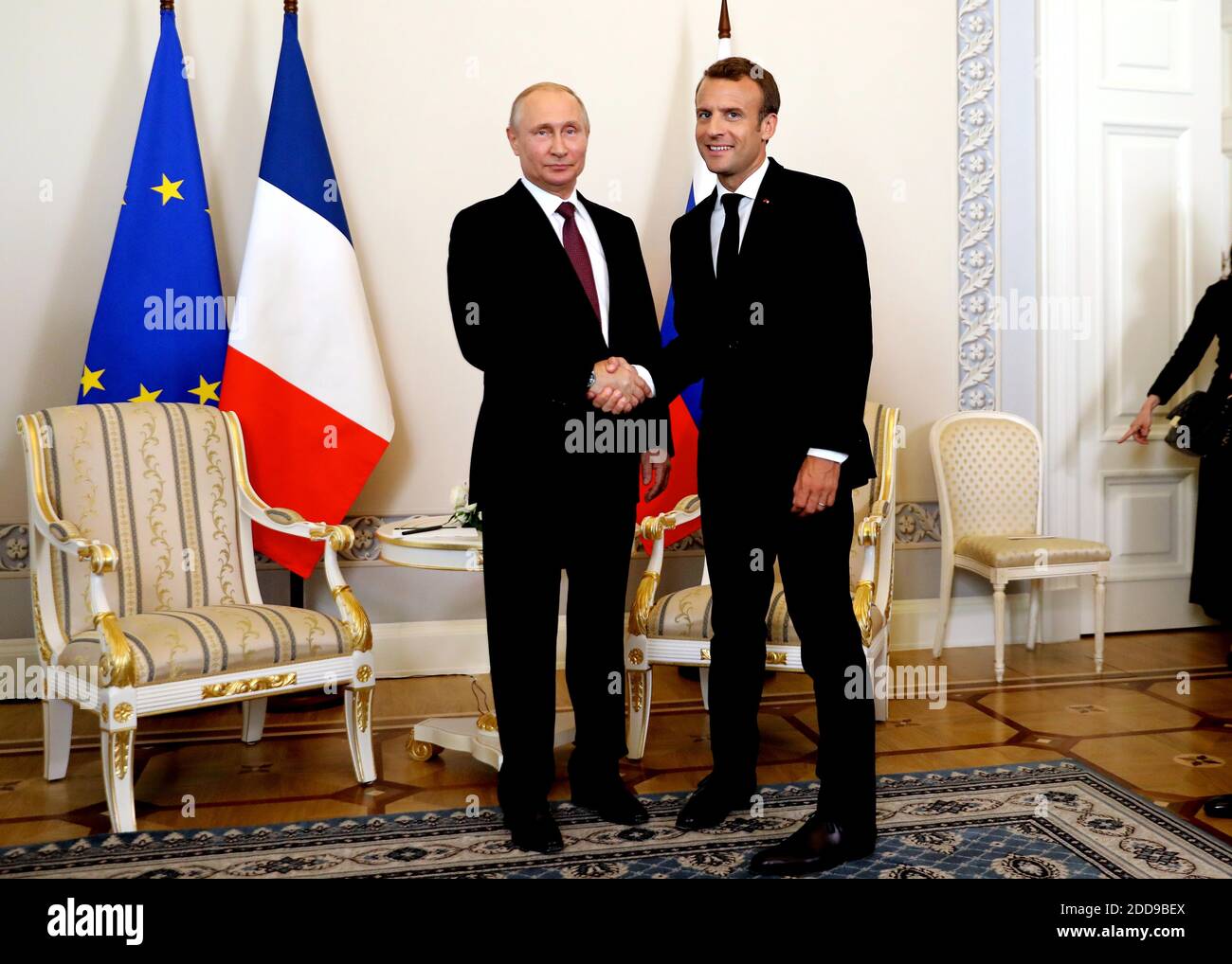 France's President Emmanuel Macron (L) and his Russian counterpart ...