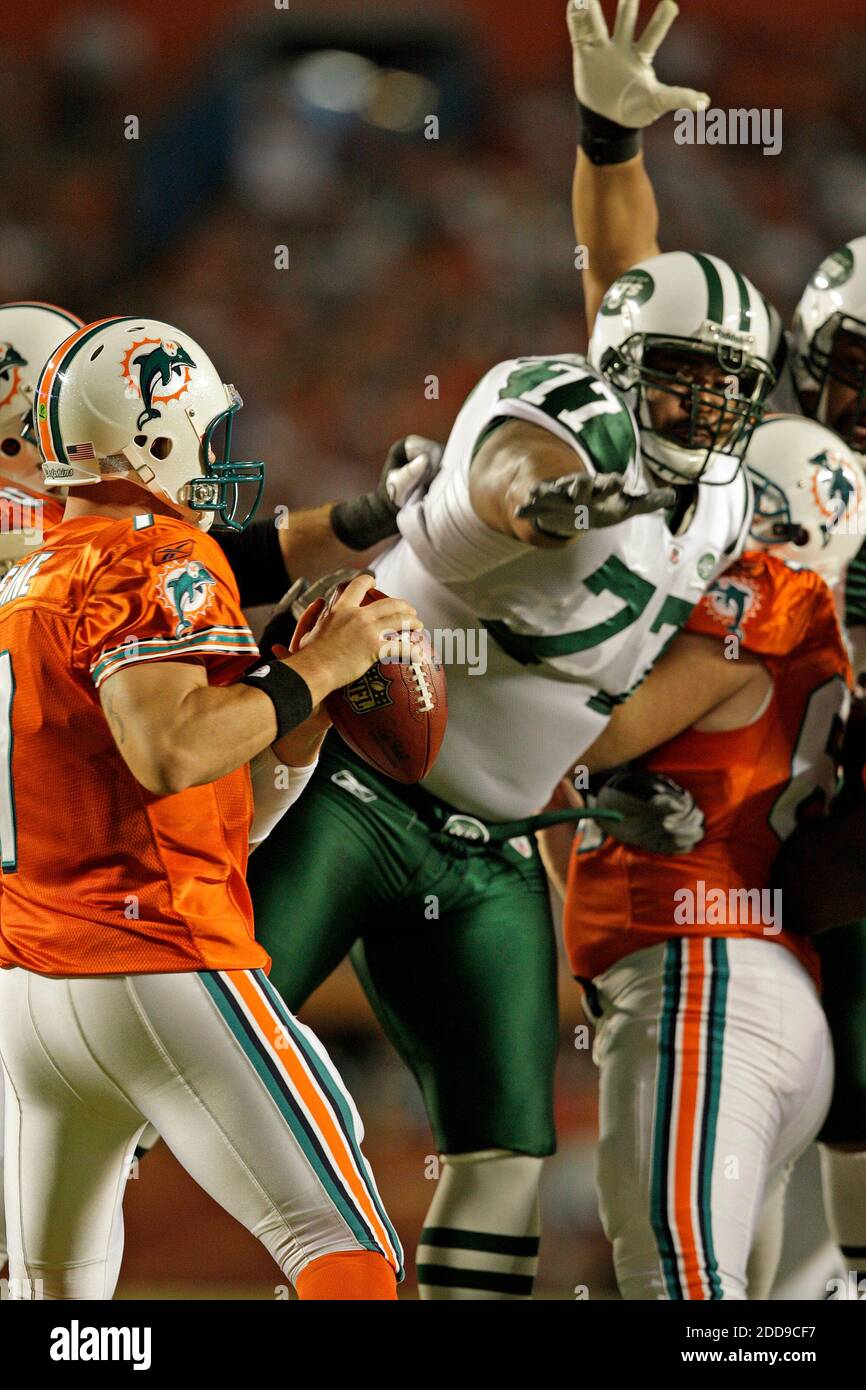 Quarterback rush hi-res stock photography and images - Alamy
