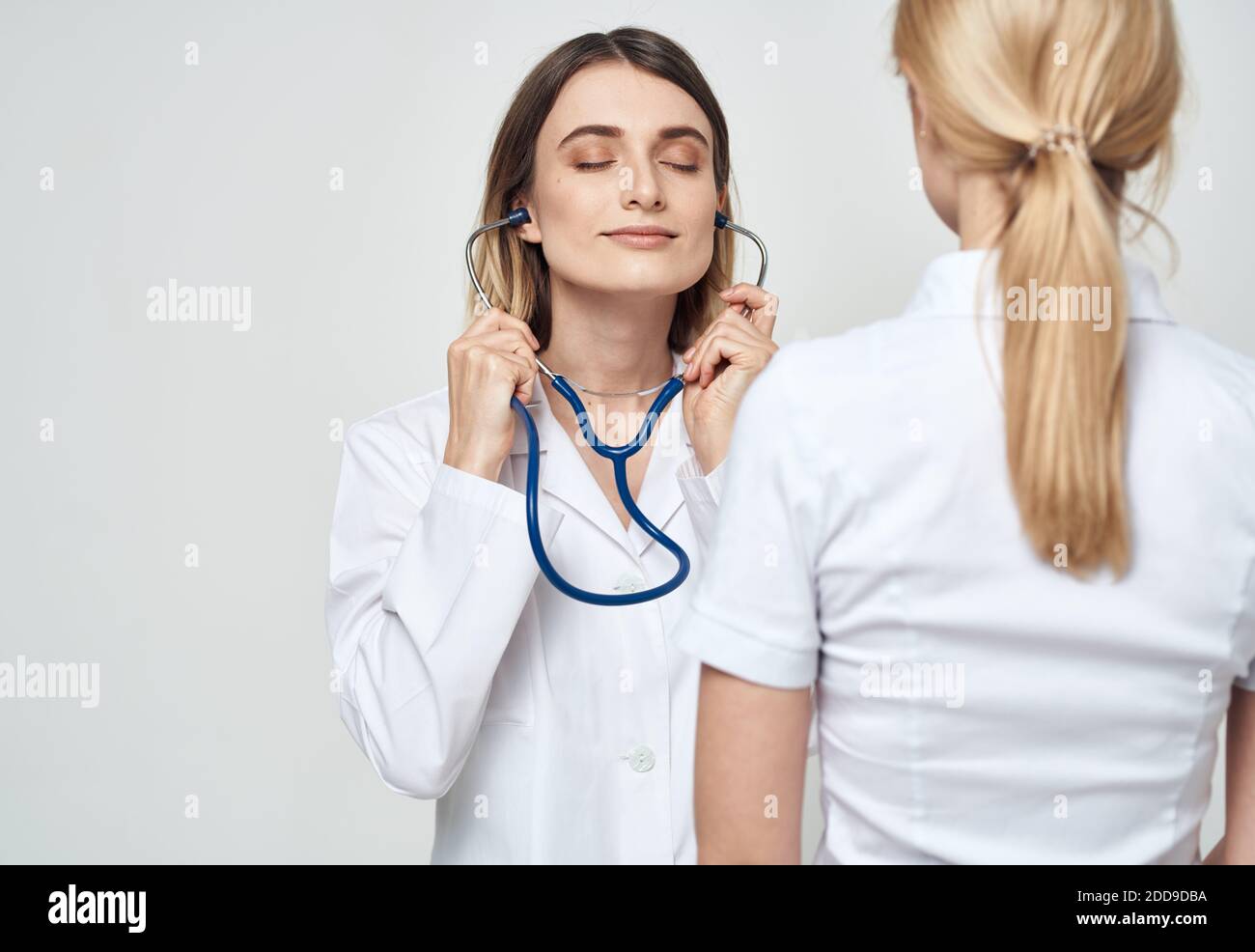 Back view patient in gown hi-res stock photography and images - Alamy