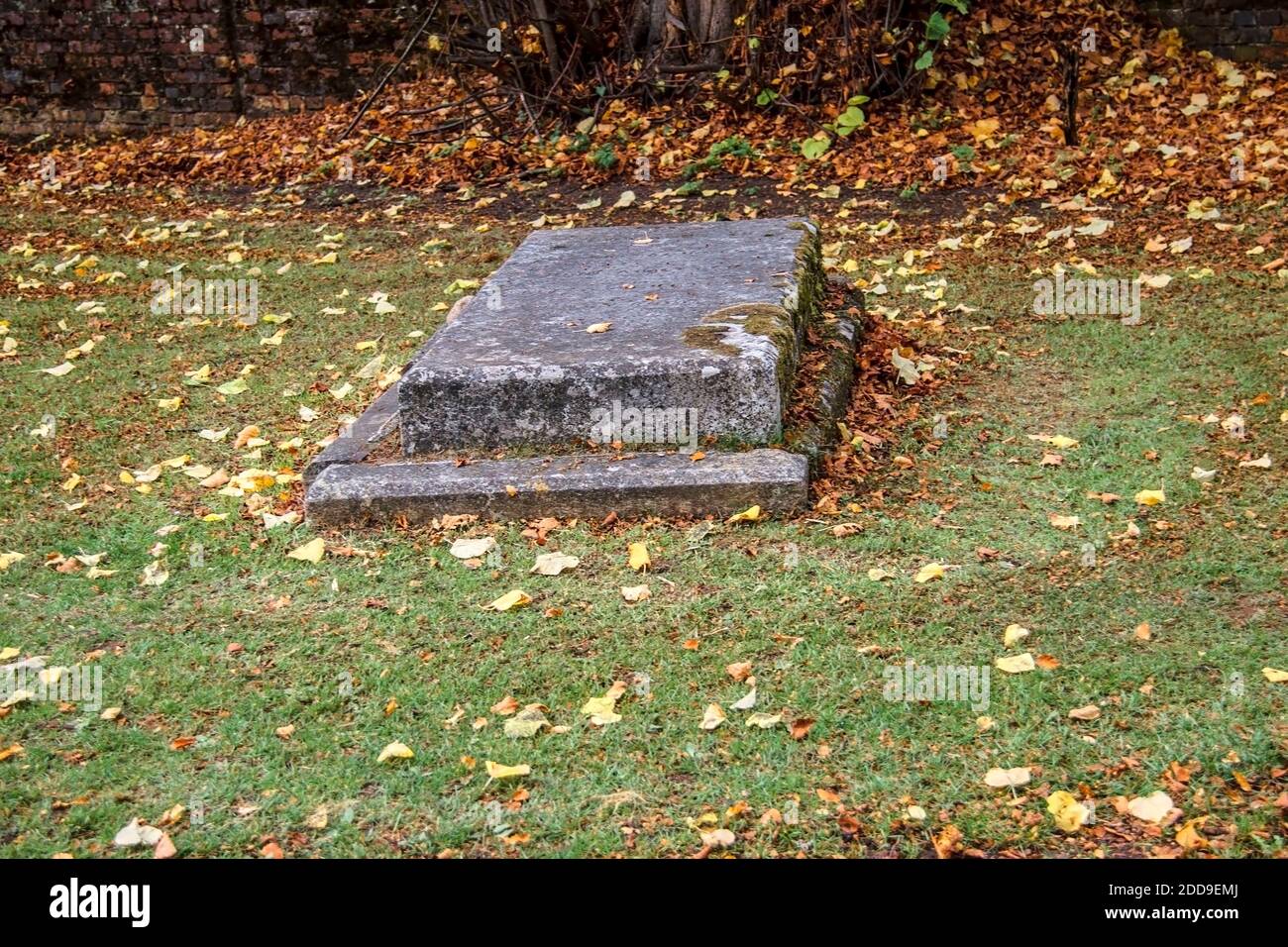 St albans cathedral cemetery hi-res stock photography and images - Alamy