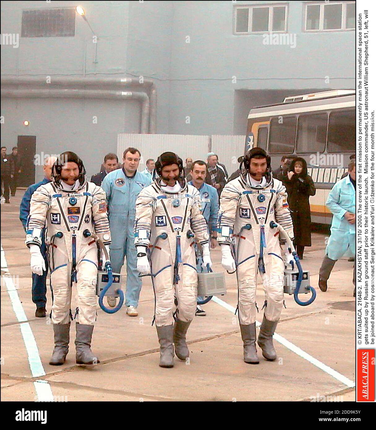 International space station crew 2000 hi-res stock photography and ...