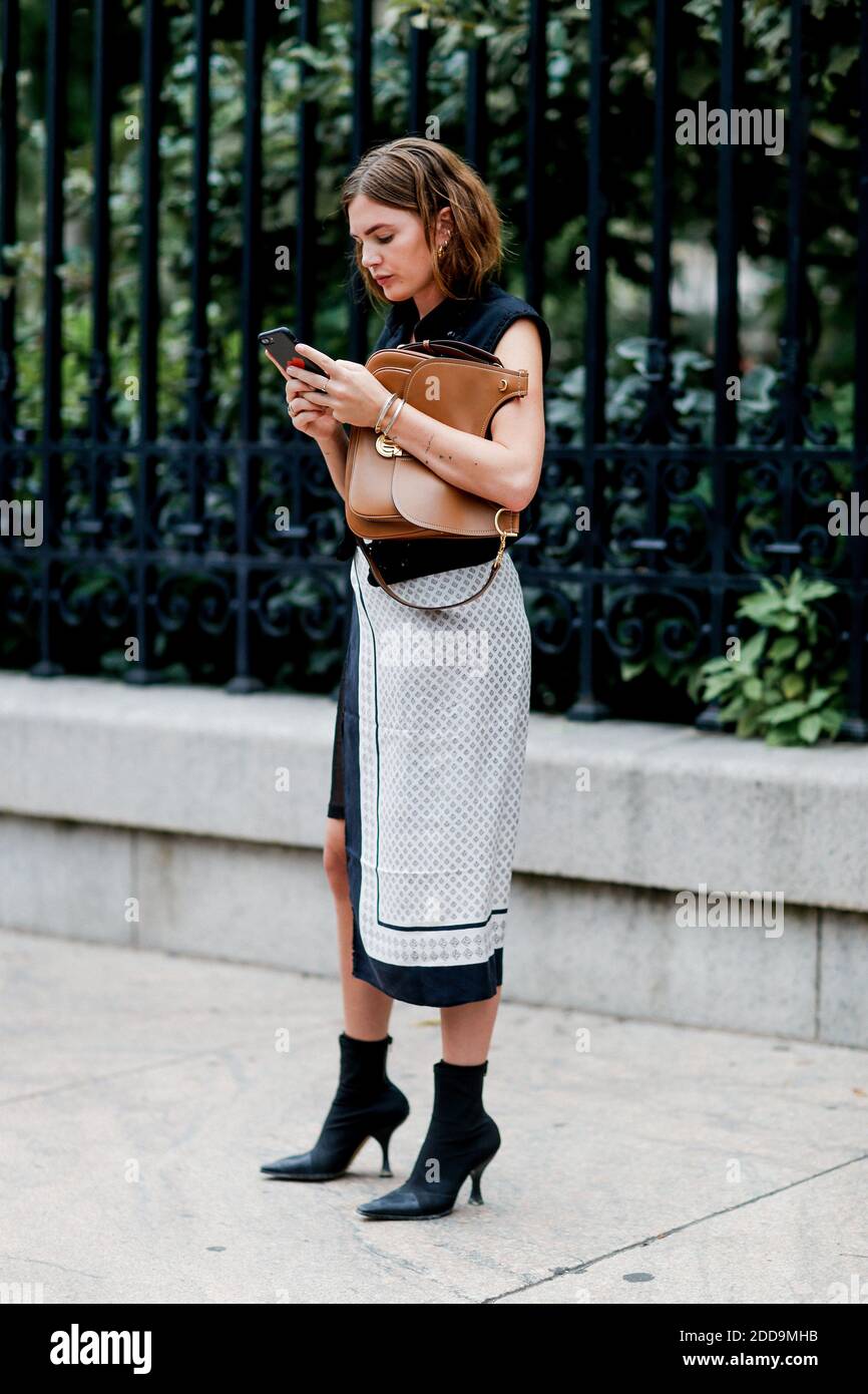 Street style, Madelynn Furlong arriving at Tory Burch spring summer ...