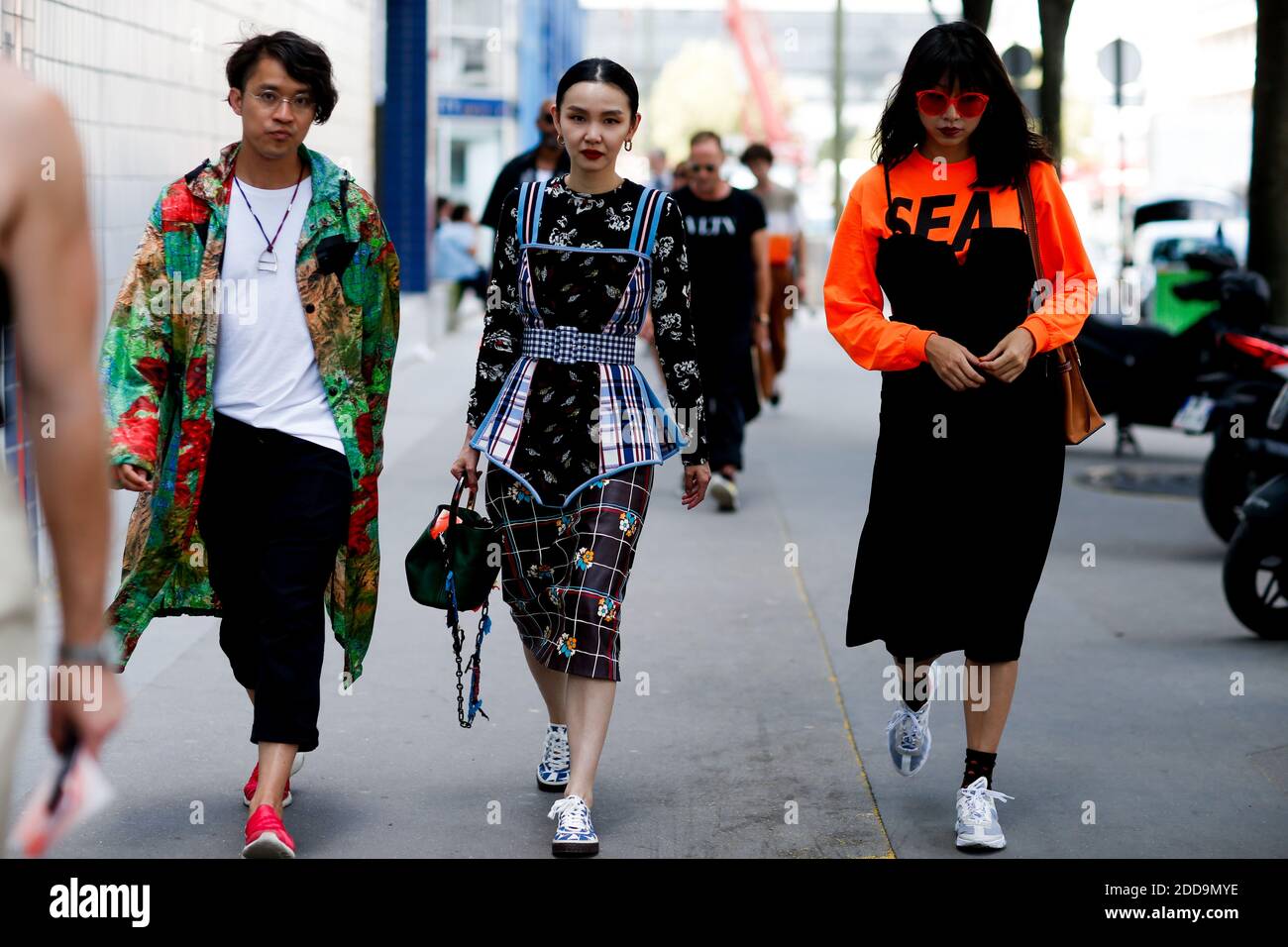 Street style, Sherry Shen and Yoyo Lu arriving at Acne Spring-Summer ...