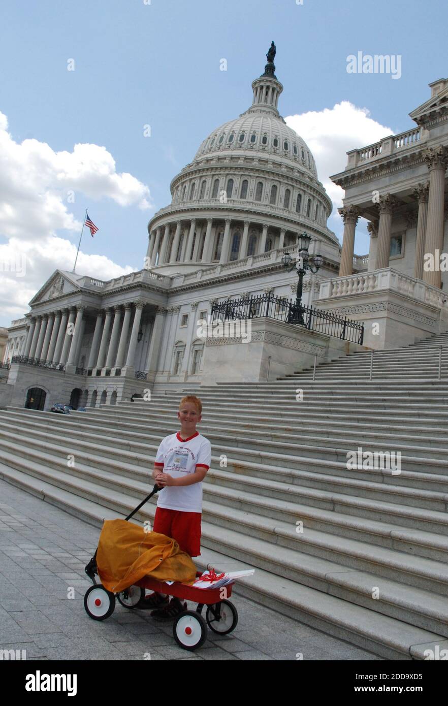 Little red wagon hi-res stock photography and images - Alamy
