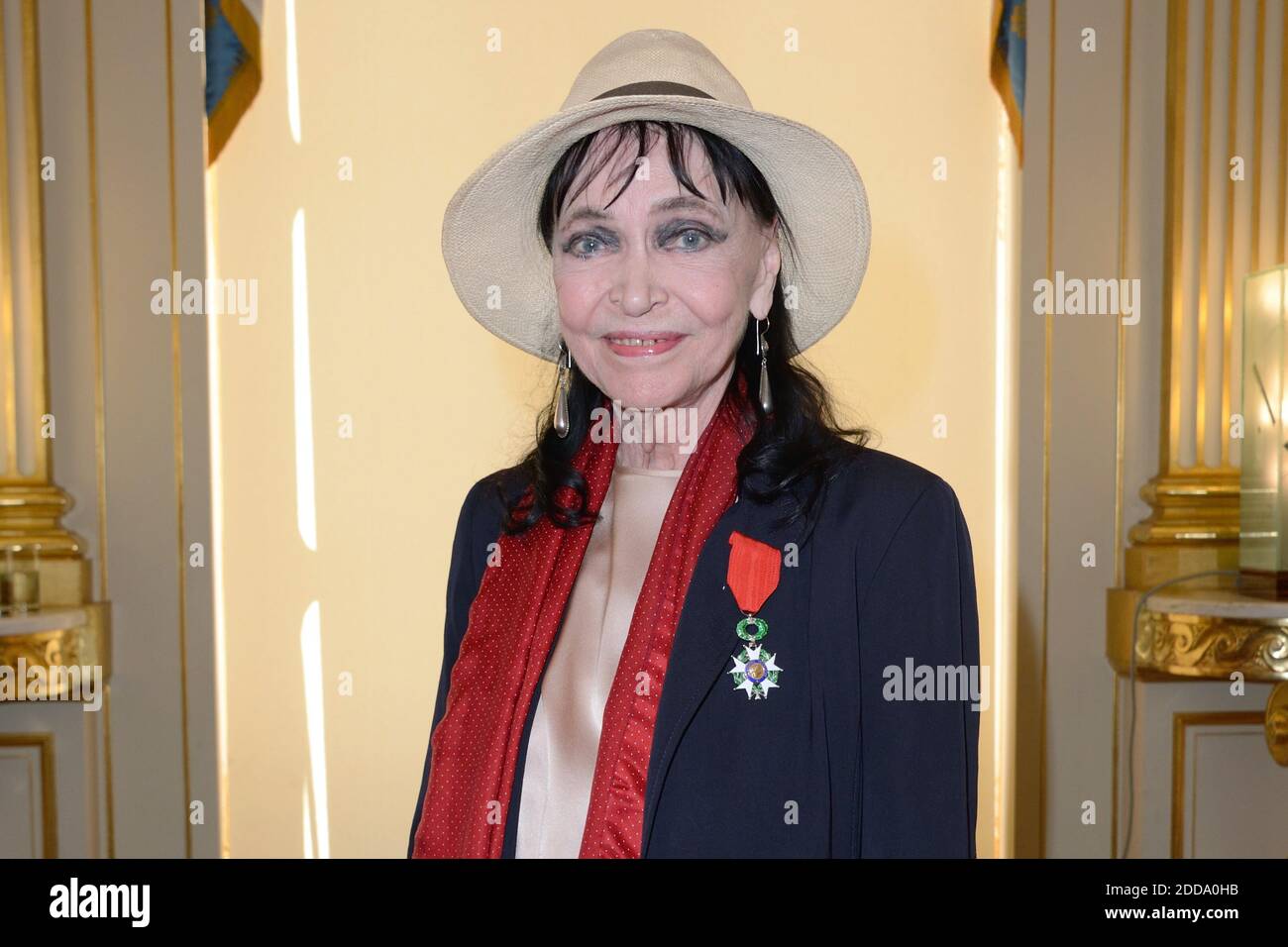 Anna Karina assiste a la ceremonie de remise des insignes de Chevalier ...