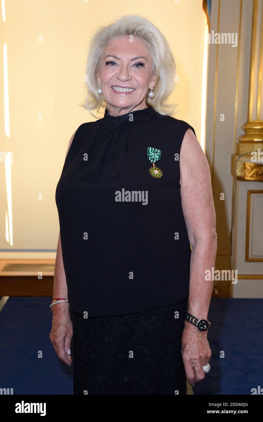 Elisabeth Dauchy assiste a la ceremonie de remise des insignes de ...