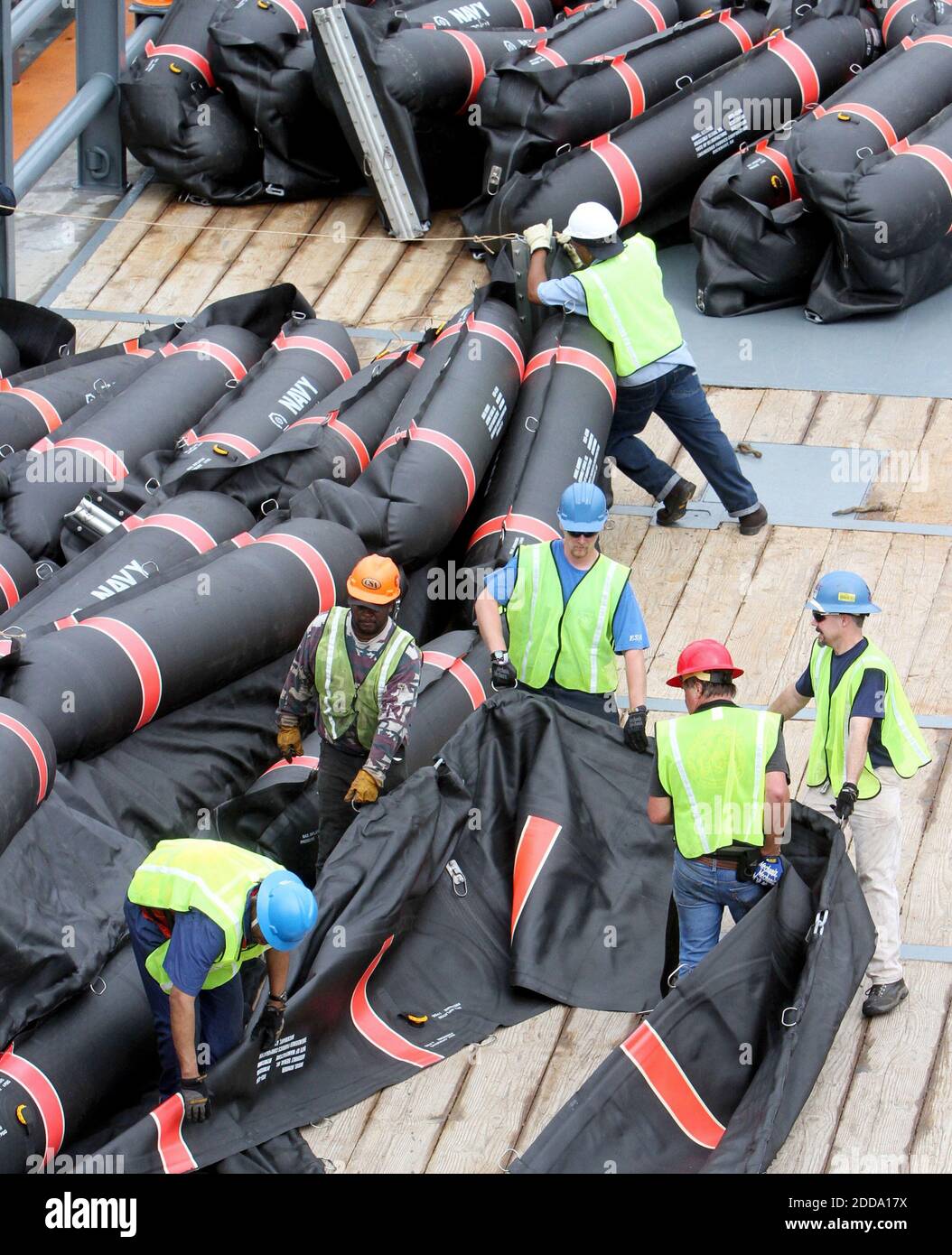 Oil containment booms hi-res stock photography and images - Alamy