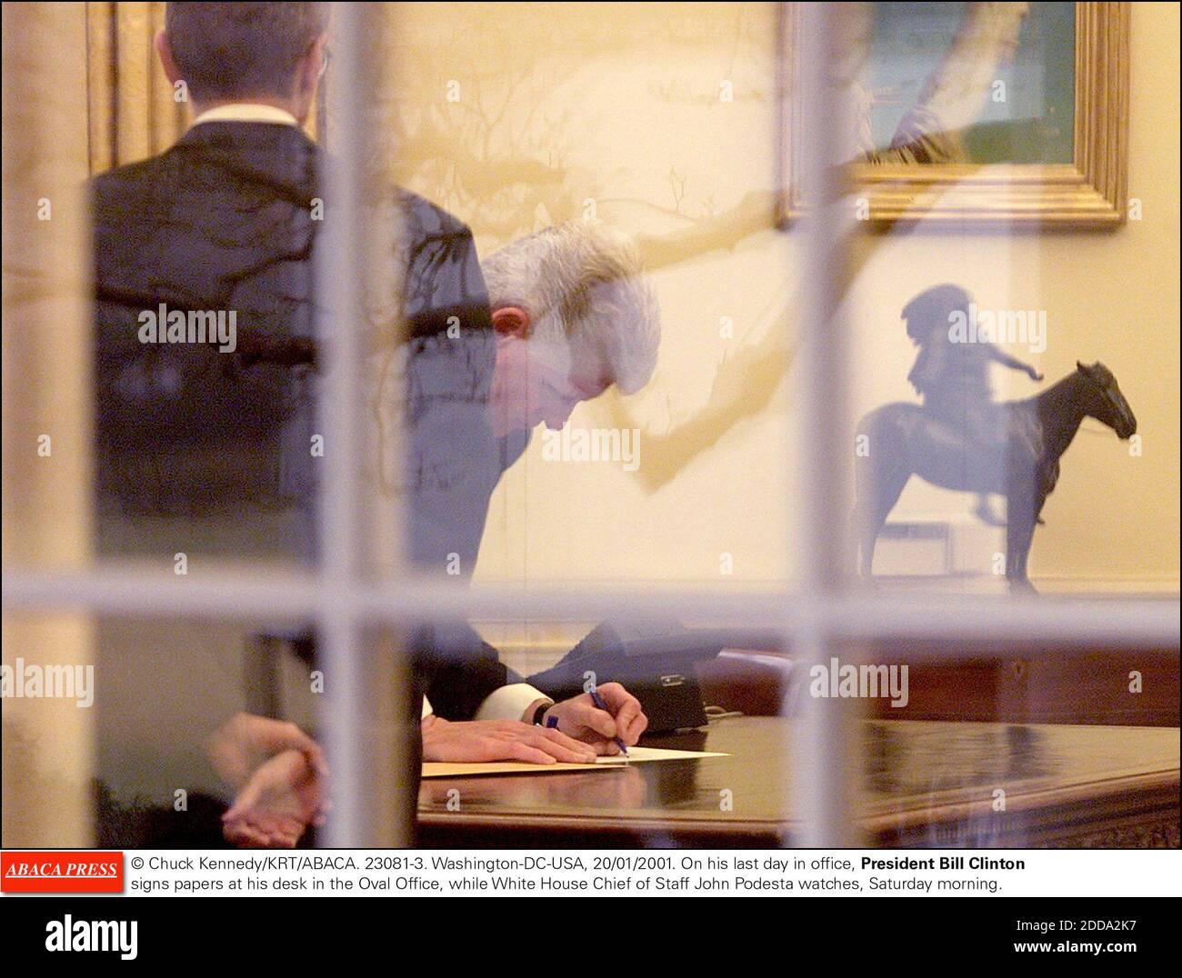 Bill clinton president oval office desk hi-res stock photography and ...