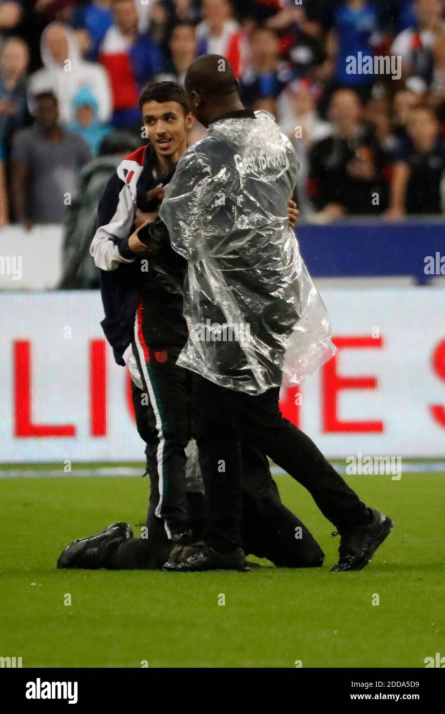 Streaker football hi-res stock photography and images - Alamy