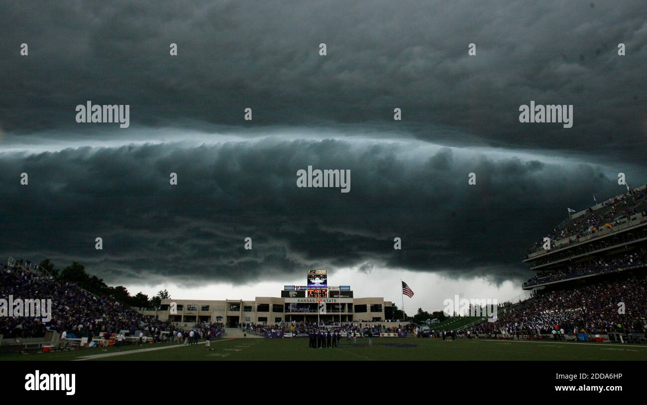 Bill snyder family stadium hi-res stock photography and images - Alamy