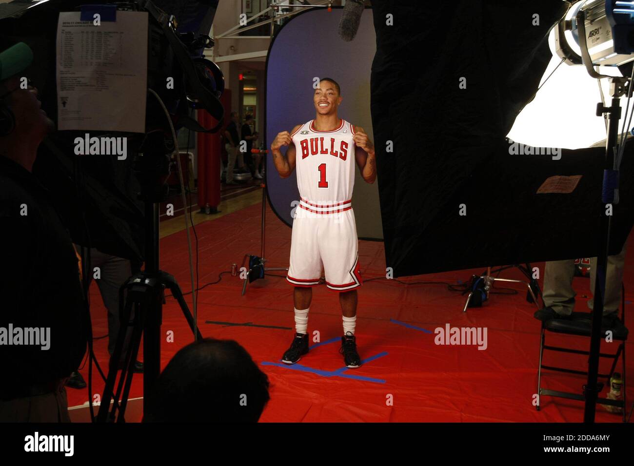 NO FILM, NO VIDEO, NO TV, NO DOCUMENTARY - Chicago Bulls Derrick Lee ...