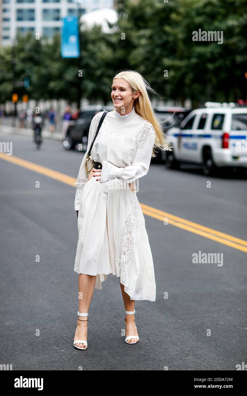 Street style, Kate Davidson Hudson arriving at Longchamp spring summer ...