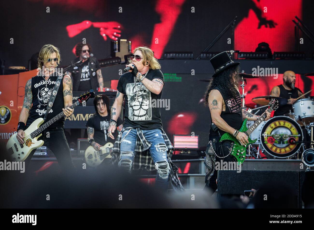Guns N' Roses Axl Rose, Slash, Duff McKagan and Rochard Fortus perform ...