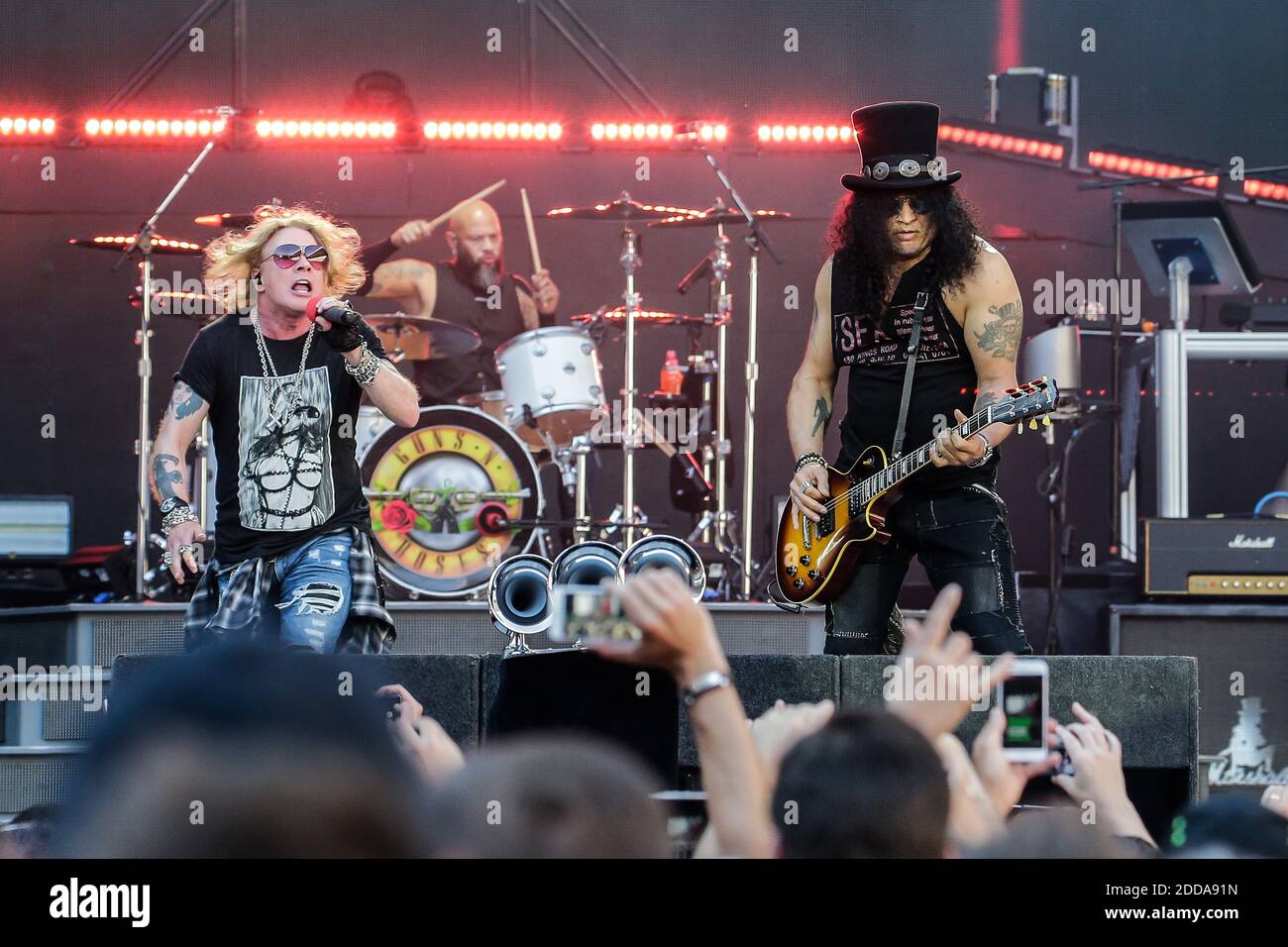 Guns N’ Roses vocalist Axl Rose and guitarist Slash perform live at ...