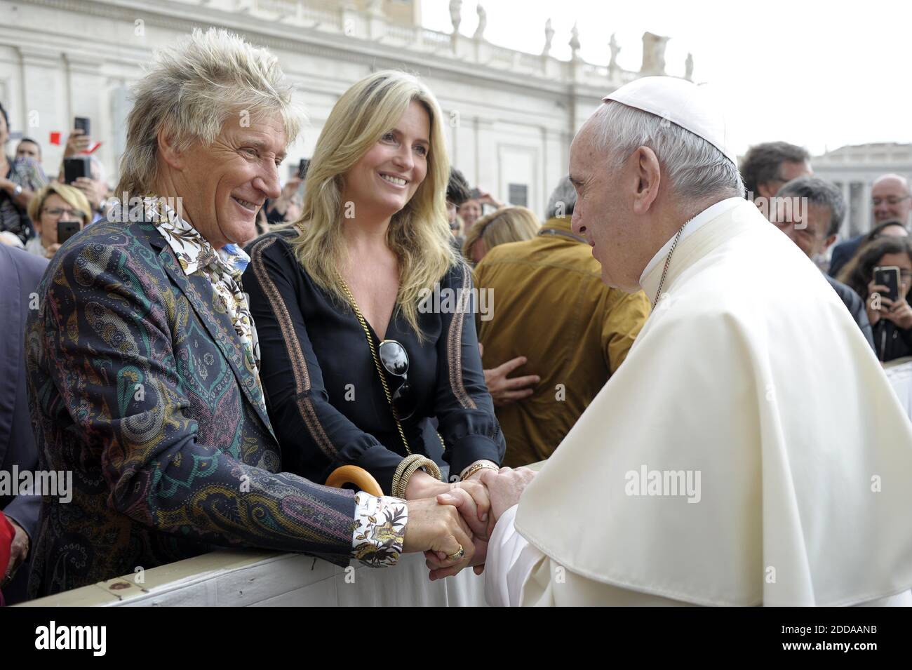 Rockstar Rod Stewart and his wife, Penny Lancaster receive a greeting ...