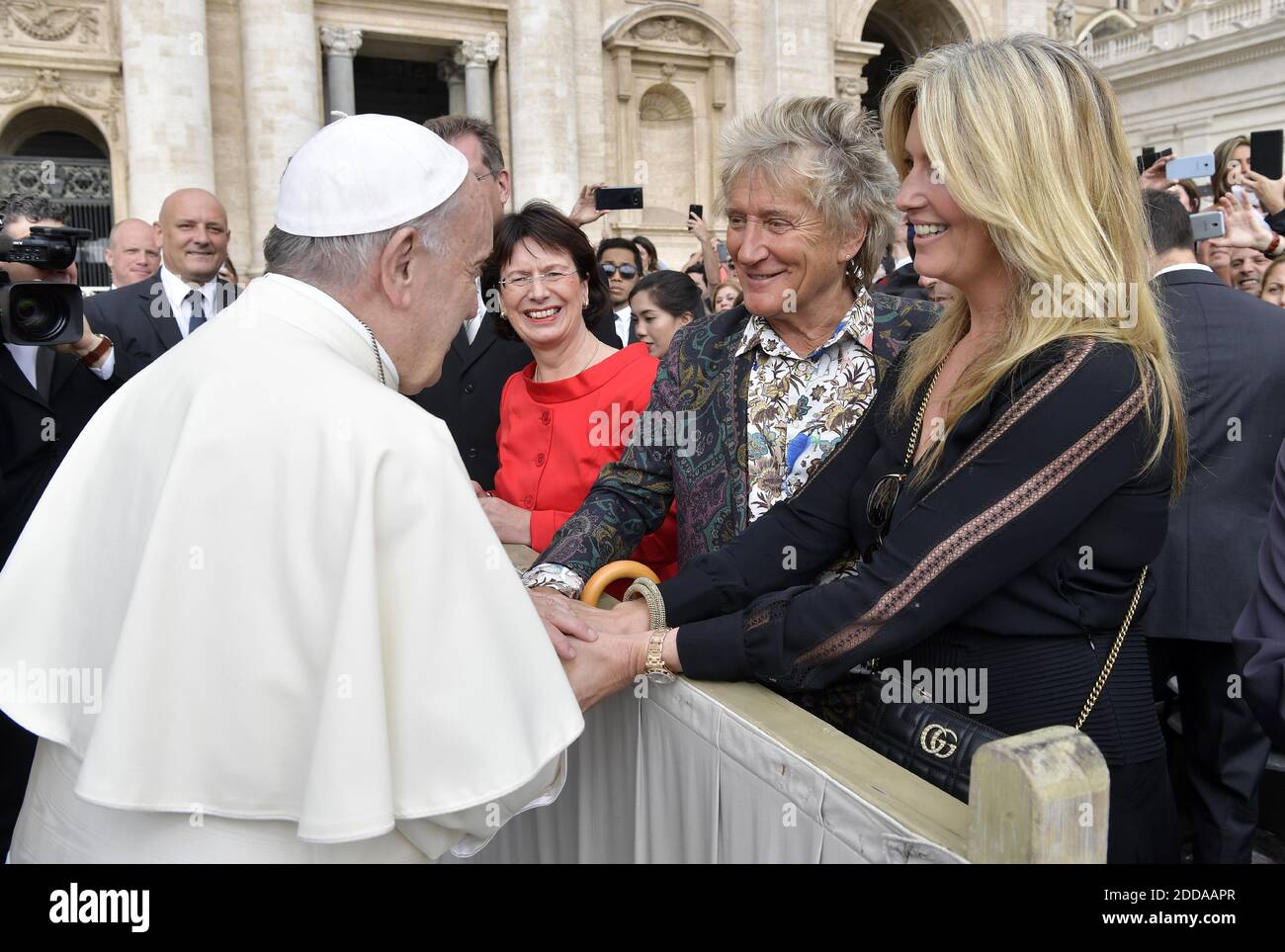 Rockstar Rod Stewart and his wife, Penny Lancaster receive a greeting ...