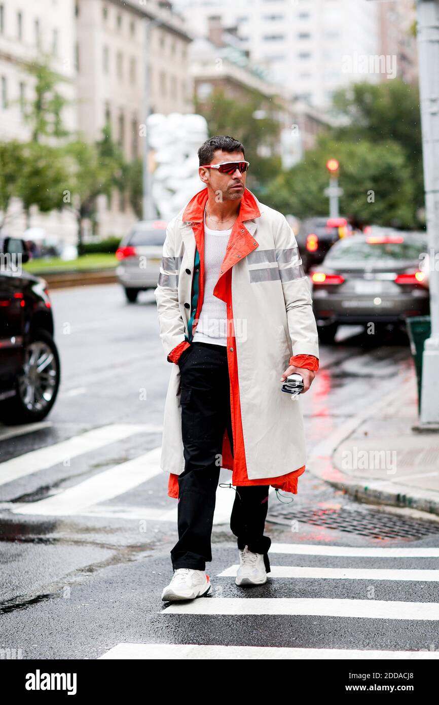 Street style, Alex Badia arriving at Escada spring summer 2019 ready-to ...