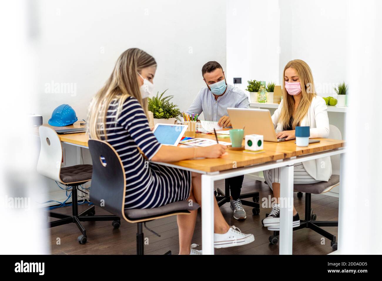 Group of people wearing mask hi-res stock photography and images - Alamy