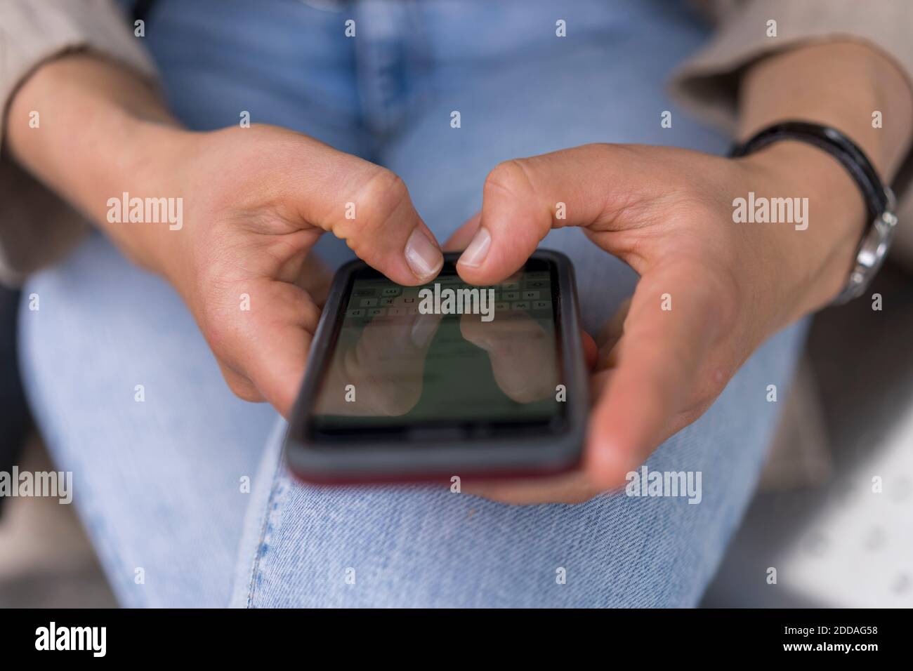 Messaging hands hi-res stock photography and images - Alamy