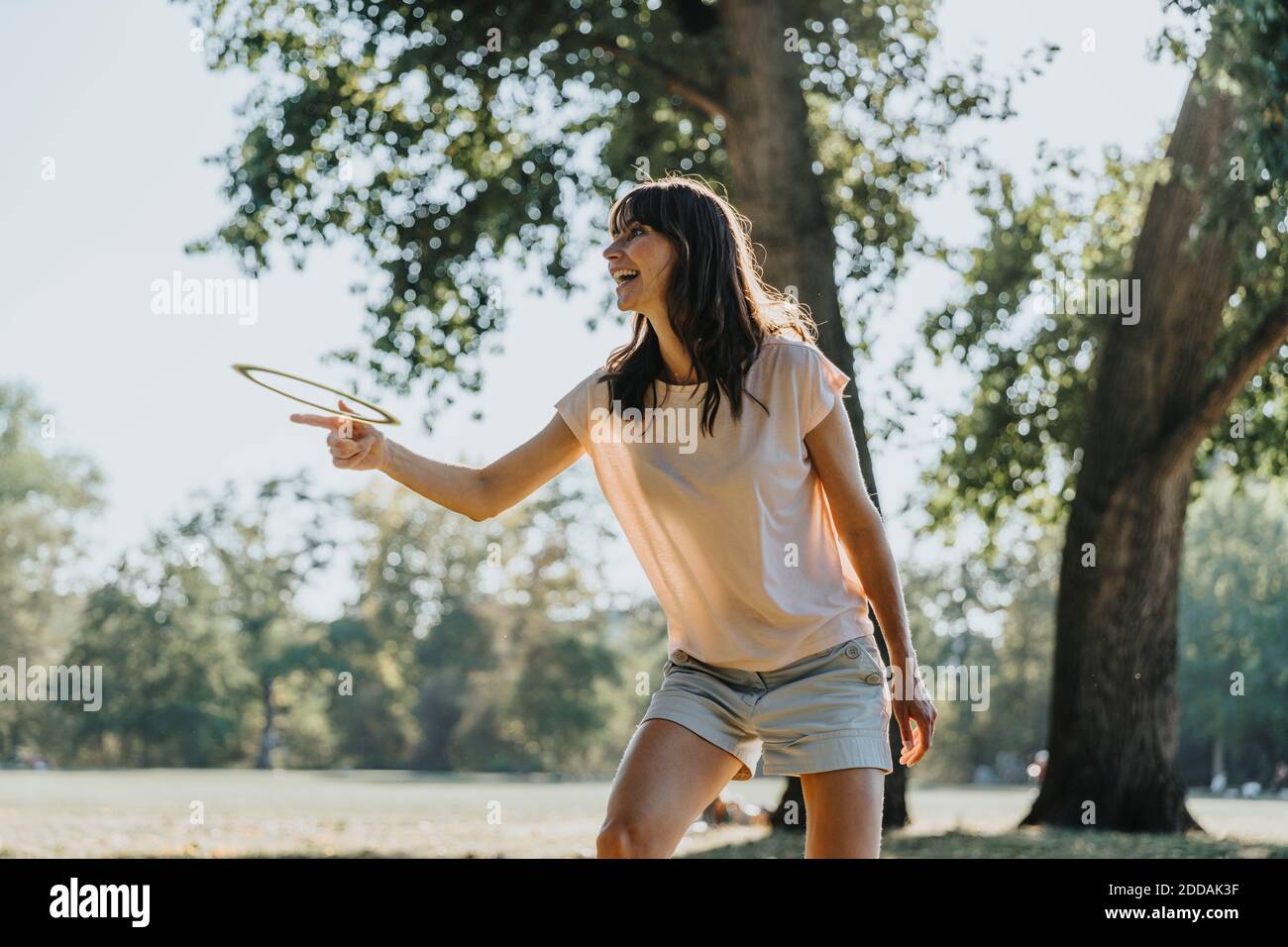 Person throwing frisbee hi-res stock photography and images - Alamy