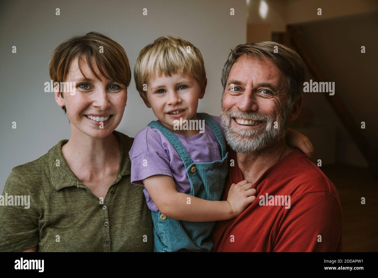 Portrait smiling family home in hi-res stock photography and images - Alamy