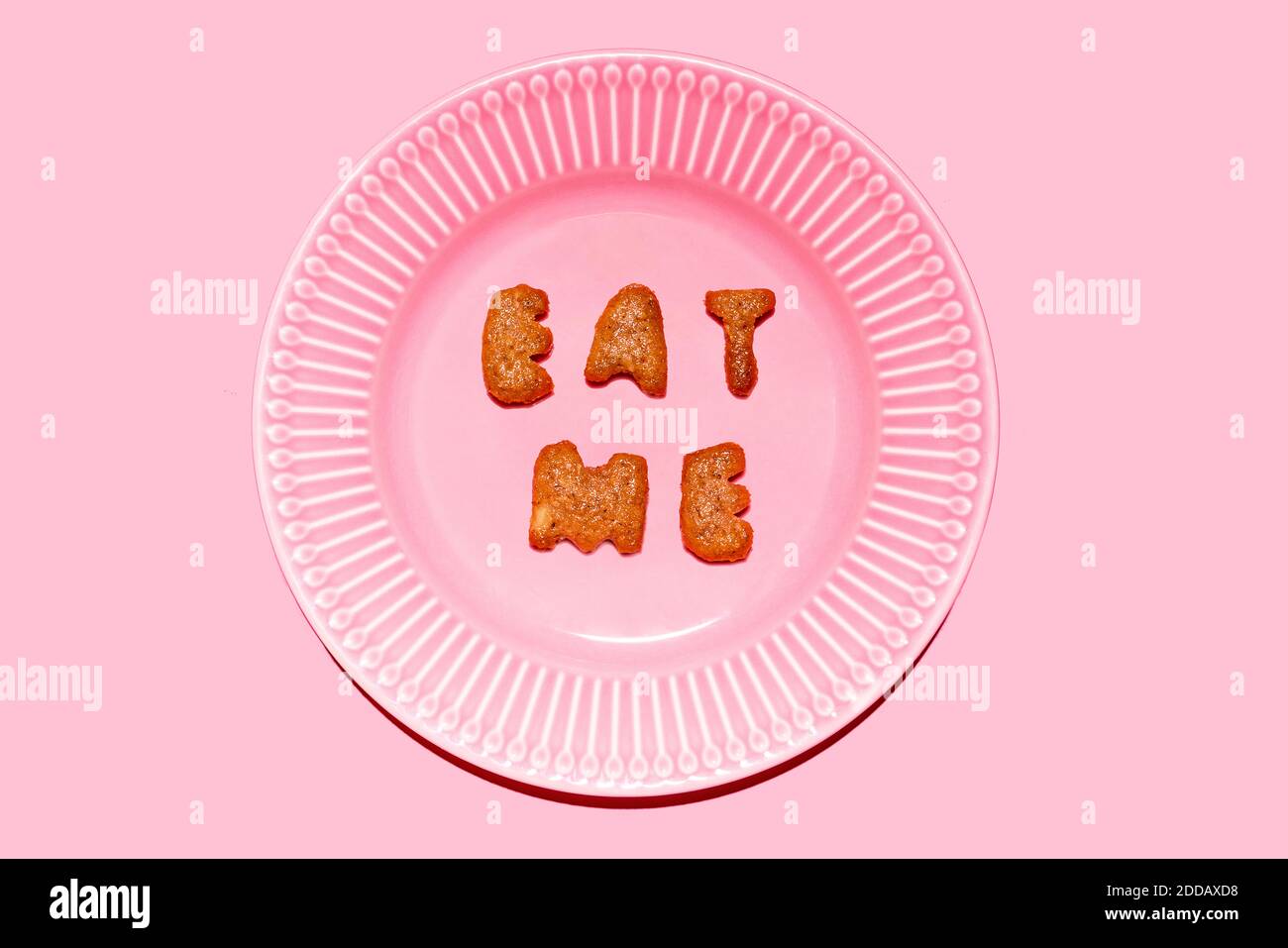 Plate with biscuit letters arranged into message Eat Me Stock Photo - Alamy