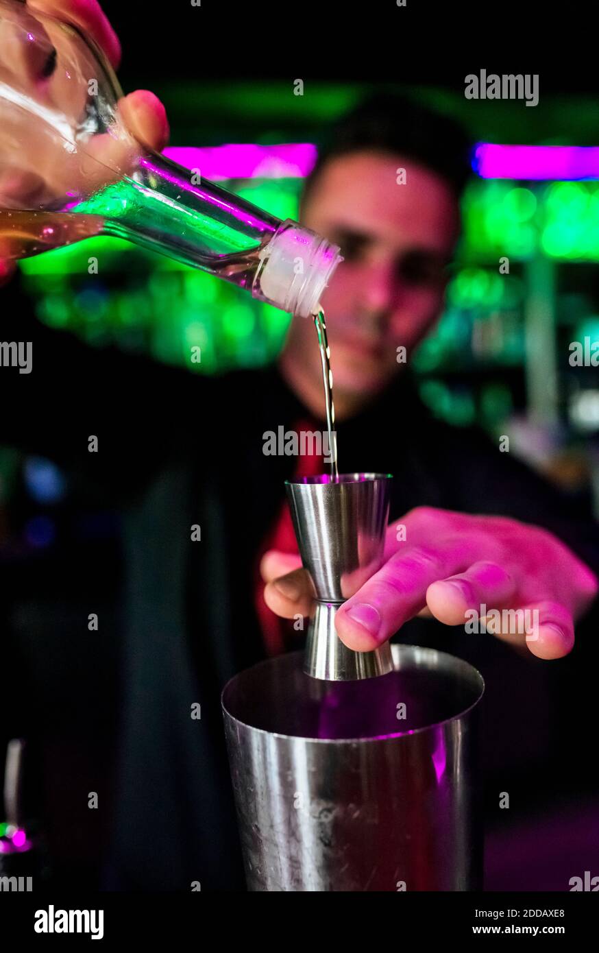 Pouring alcohol hi-res stock photography and images - Alamy