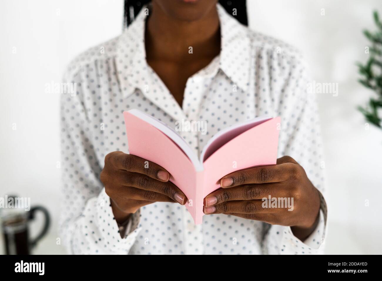 Woman holding note hi-res stock photography and images - Alamy