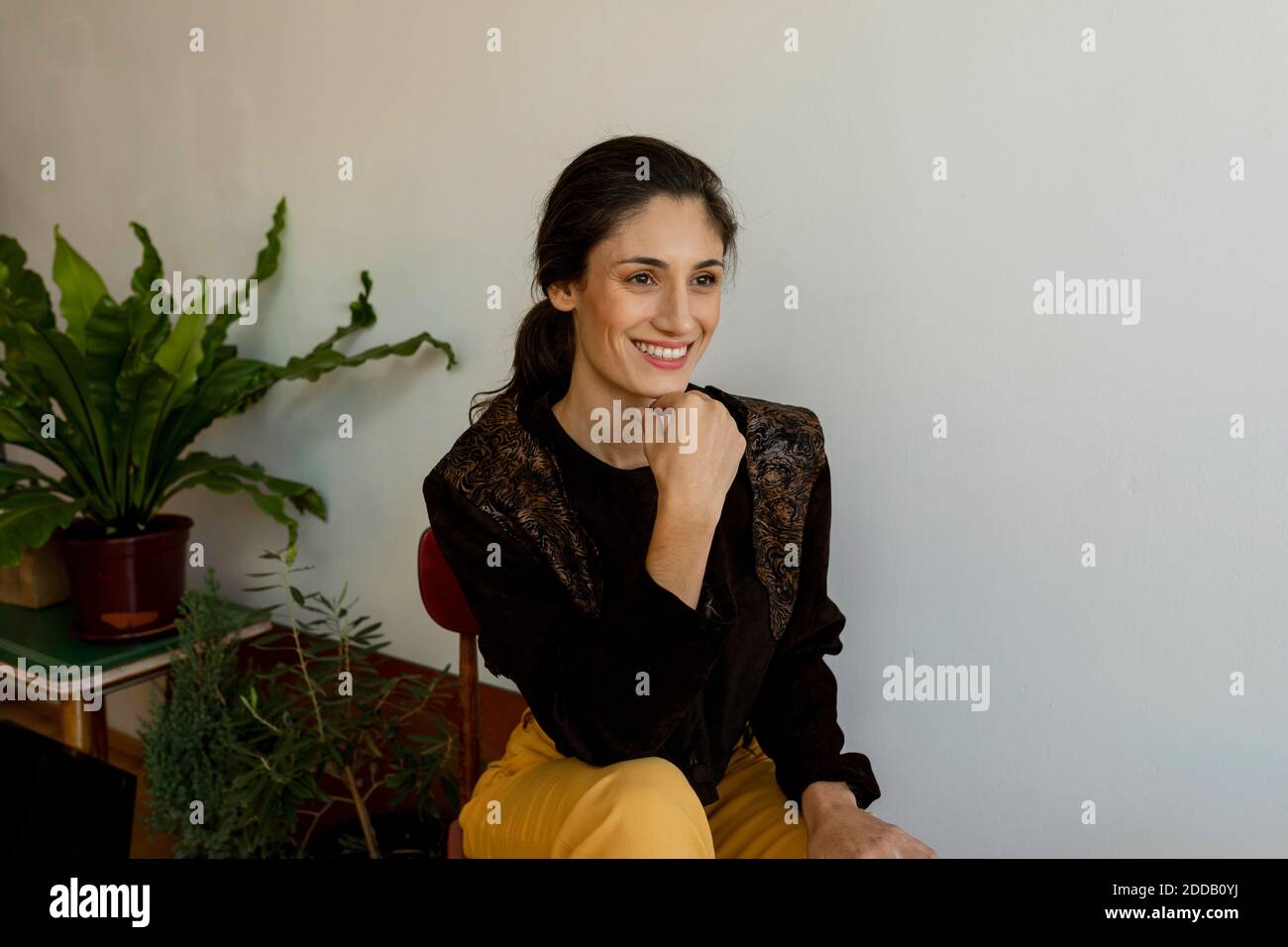Woman model chin on hand hi-res stock photography and images - Alamy
