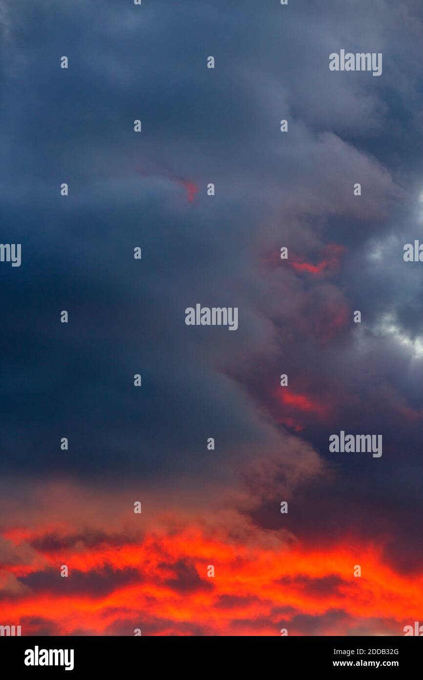 Dark setting hi-res stock photography and images - Alamy