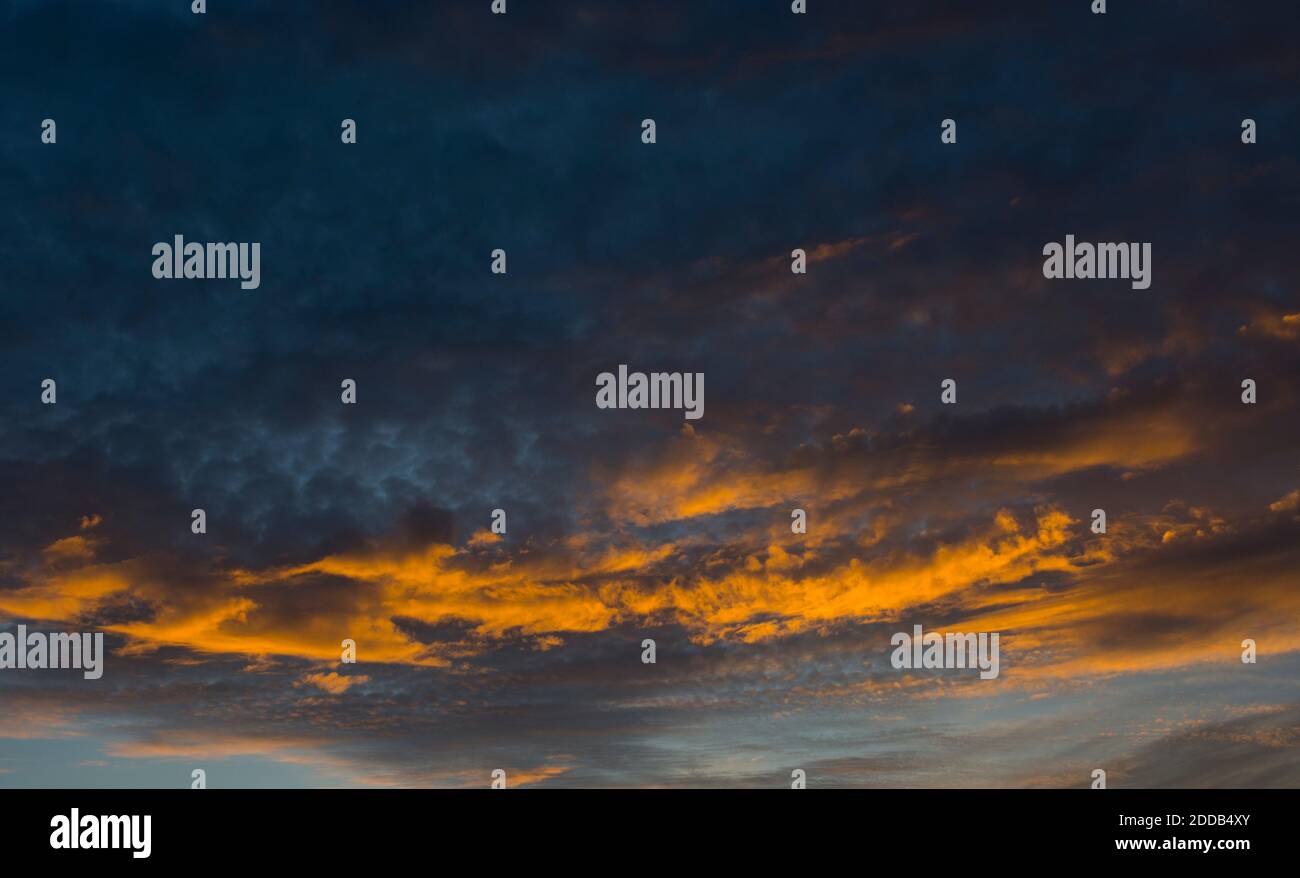 Colorful dramatic sunset skies hi-res stock photography and images - Alamy
