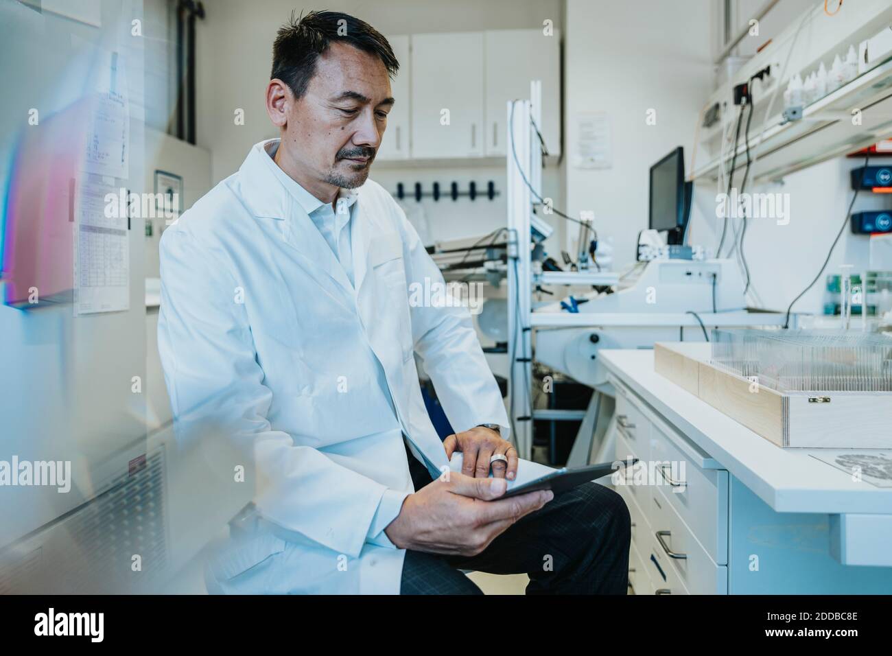 Side view sitting scientist hi-res stock photography and images - Alamy