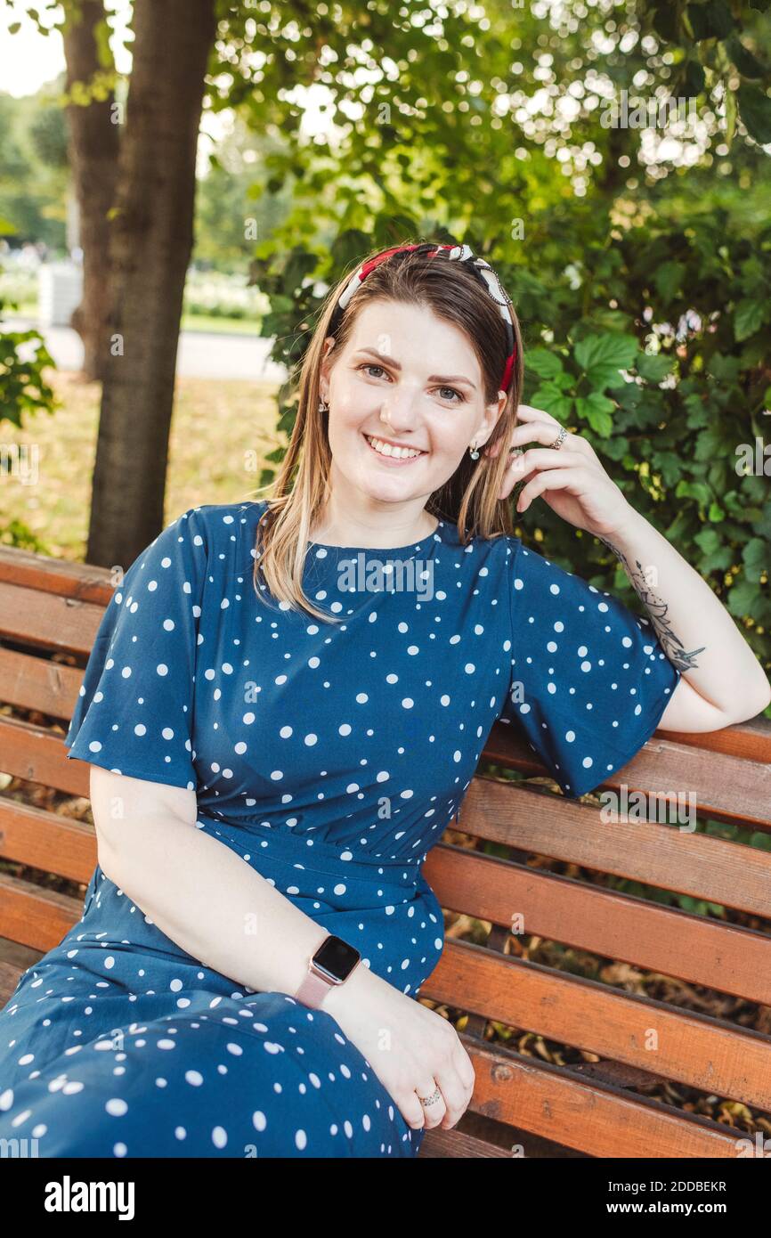 Woman smiling sitting beautiful hi-res stock photography and images - Alamy