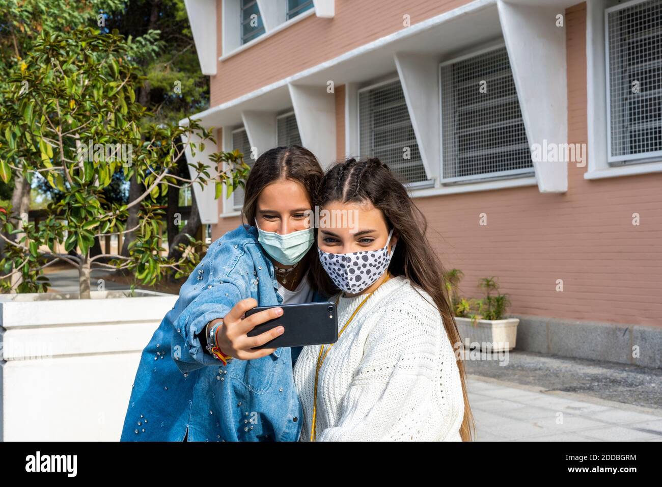 Teenager girls selfie high school hi-res stock photography and images ...