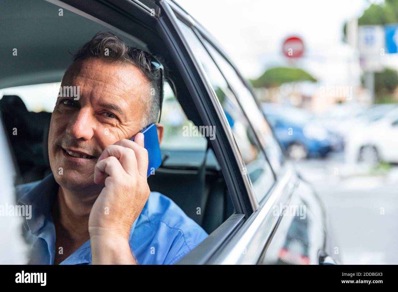 Talking through car window hi-res stock photography and images - Alamy
