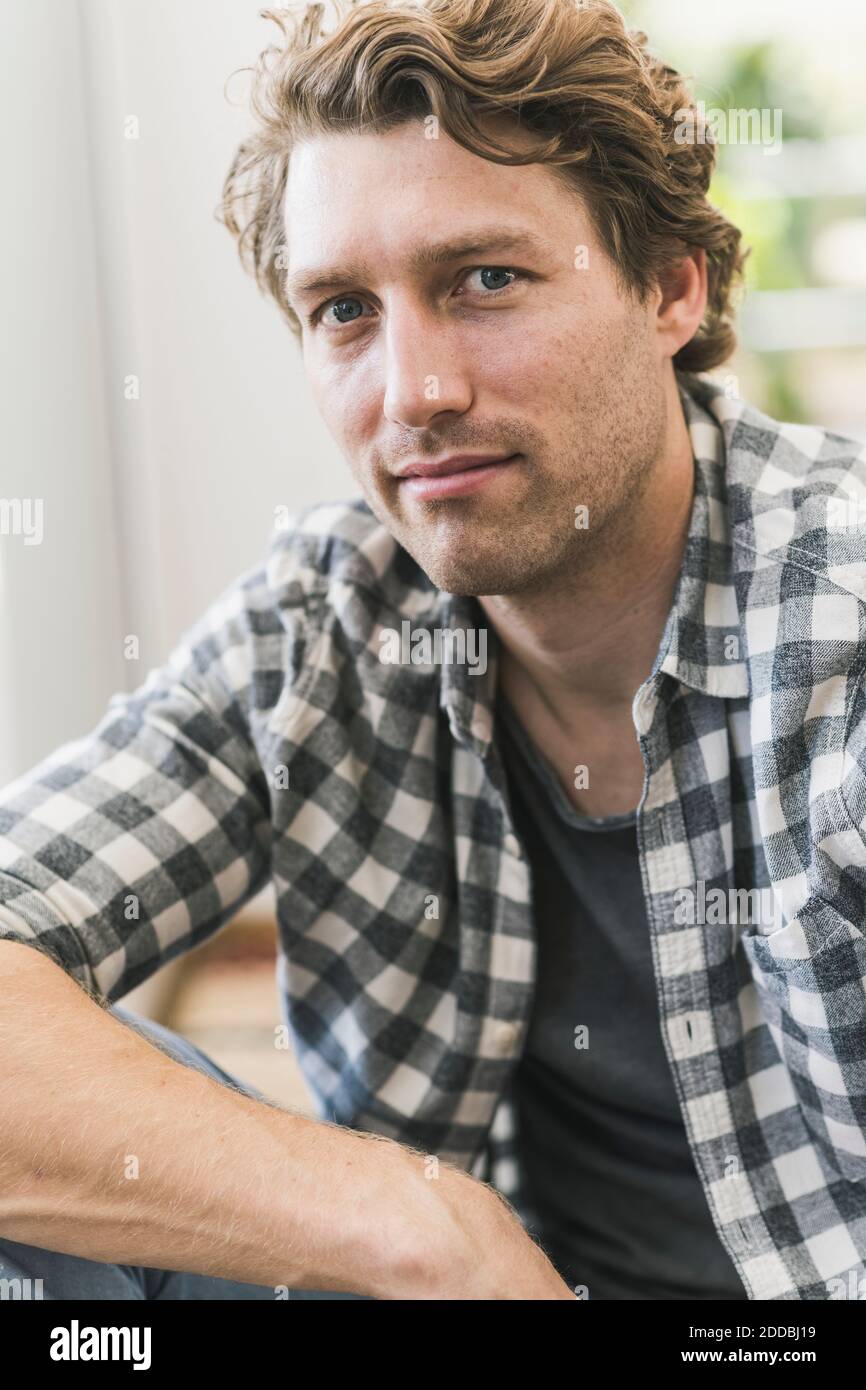 Serious mid adult man hi-res stock photography and images - Alamy