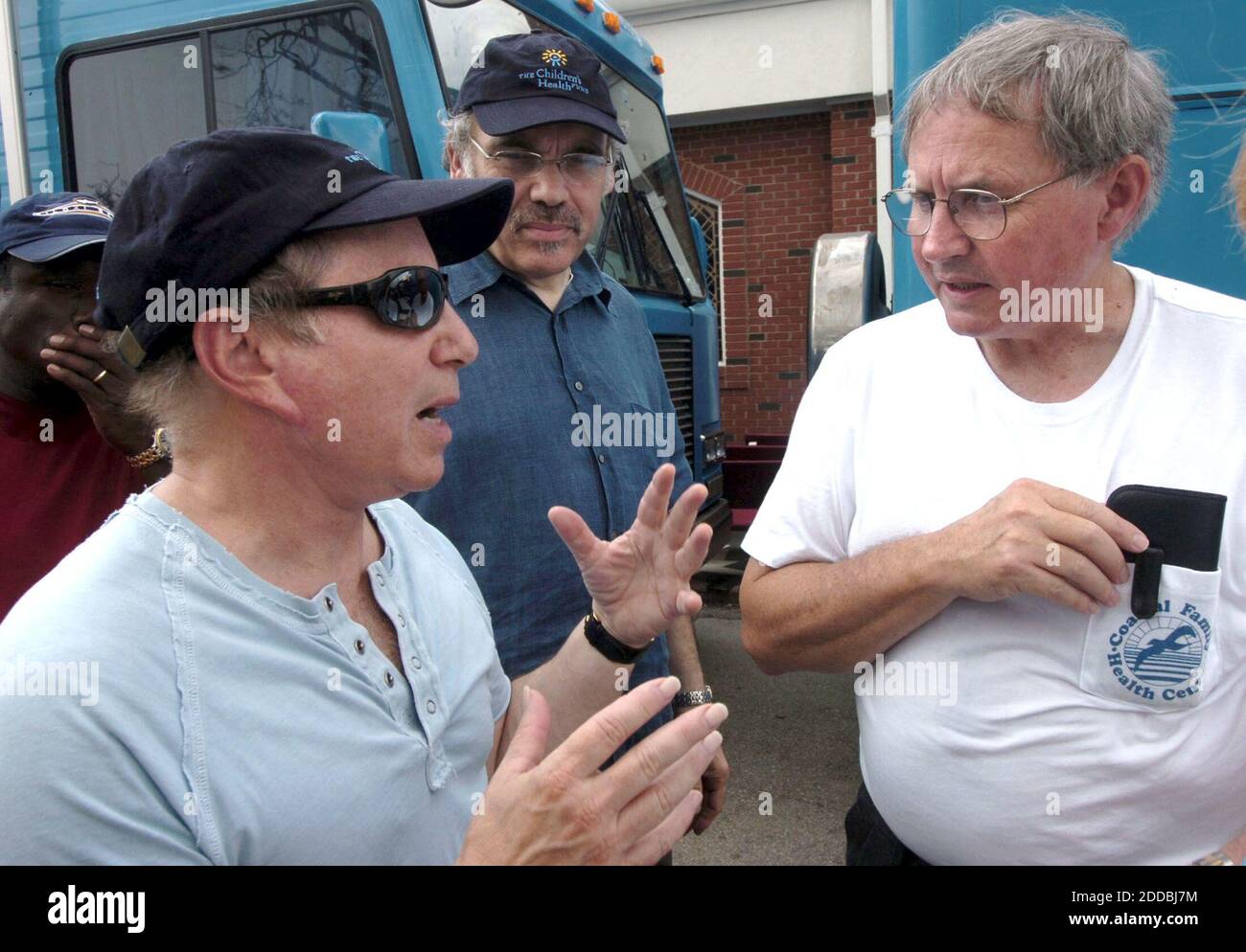 NO FILM, NO VIDEO, NO TV, NO DOCUMENTARY - U.S. singer Paul Simon (L ...