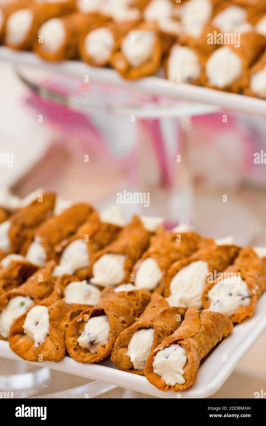 Shallow dishes hi-res stock photography and images - Alamy