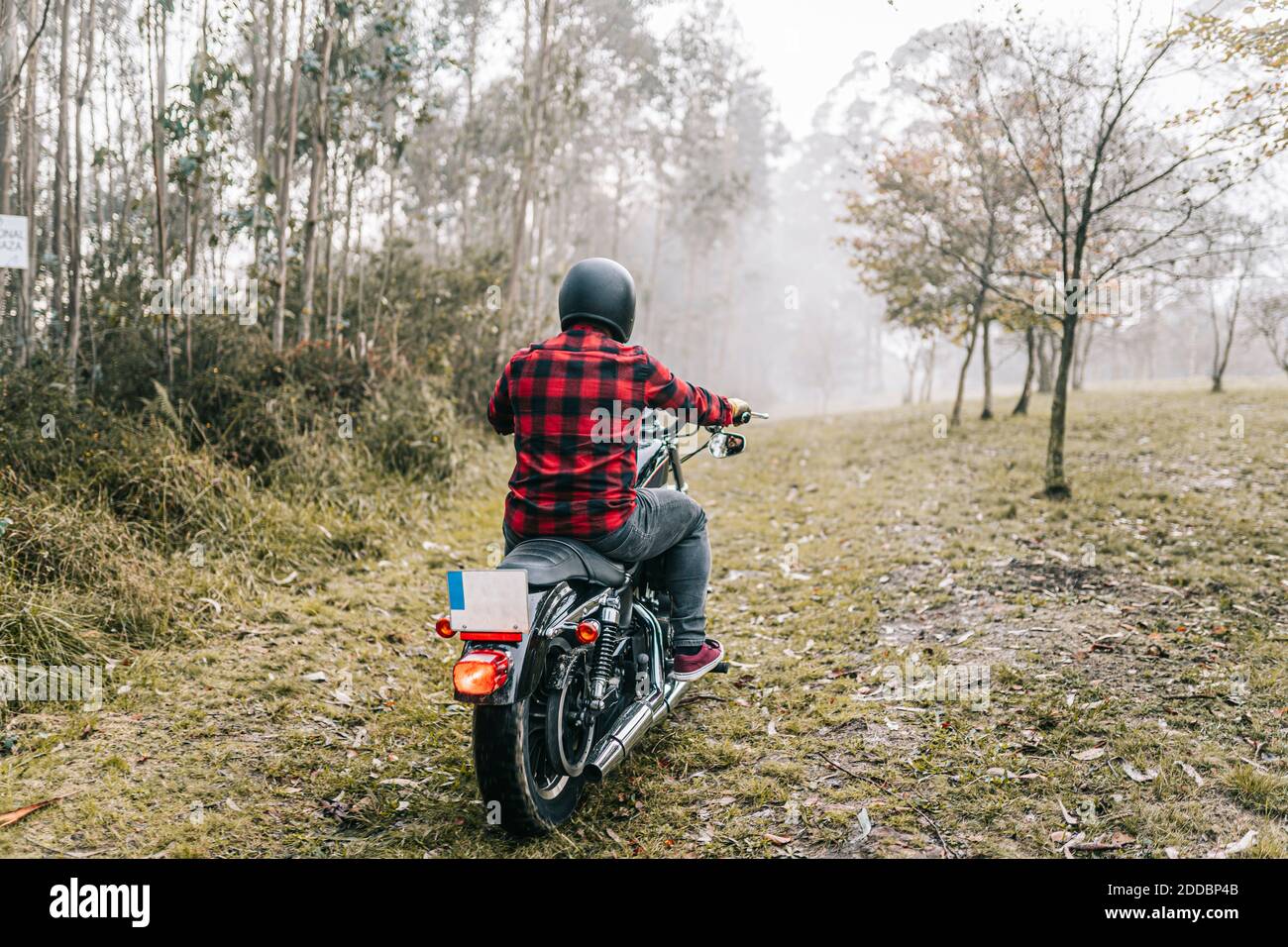 Rear view riding motorcycle hi-res stock photography and images - Alamy