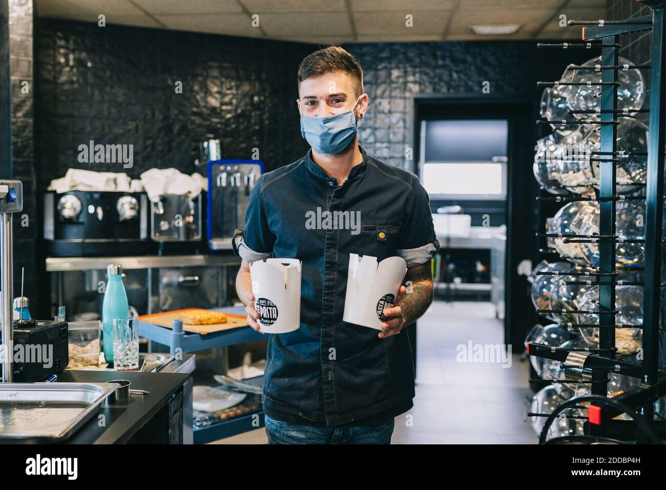 Take away food containers hi-res stock photography and images - Alamy