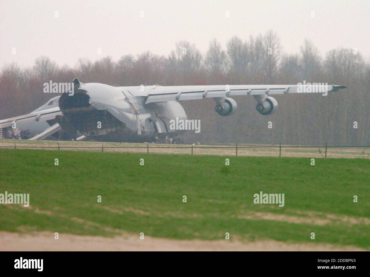 Avion cargo militaire hi-res stock photography and images - Alamy