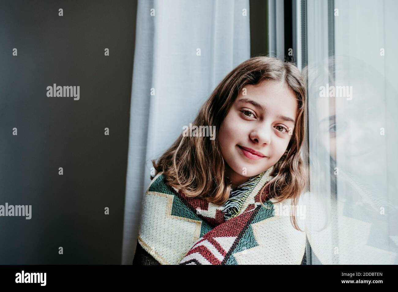 Girl in window hi-res stock photography and images - Alamy