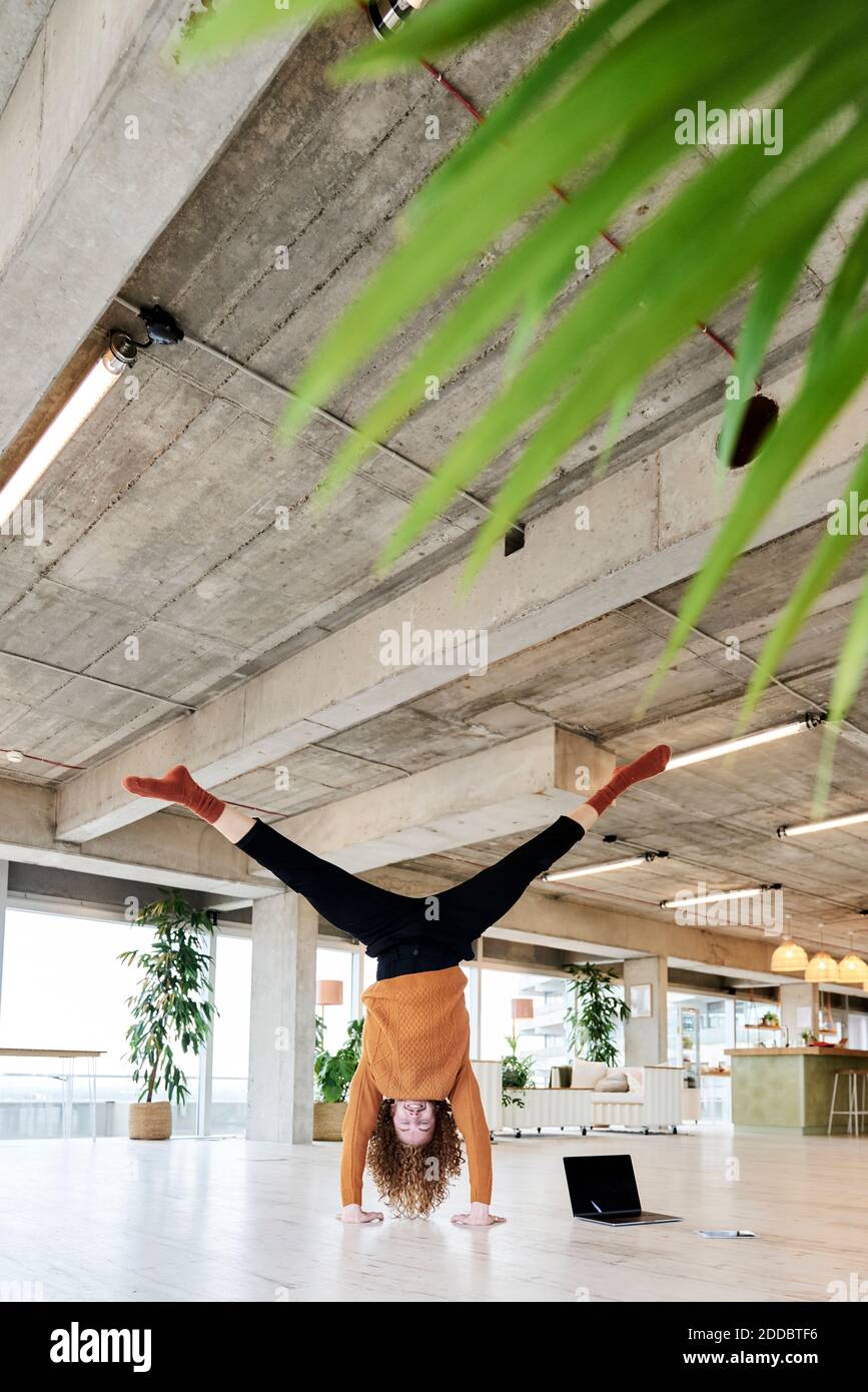 Hand stand hi-res stock photography and images - Alamy