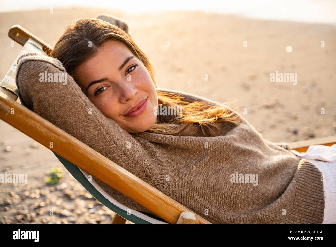 Three reclining young women hi-res stock photography and images - Alamy