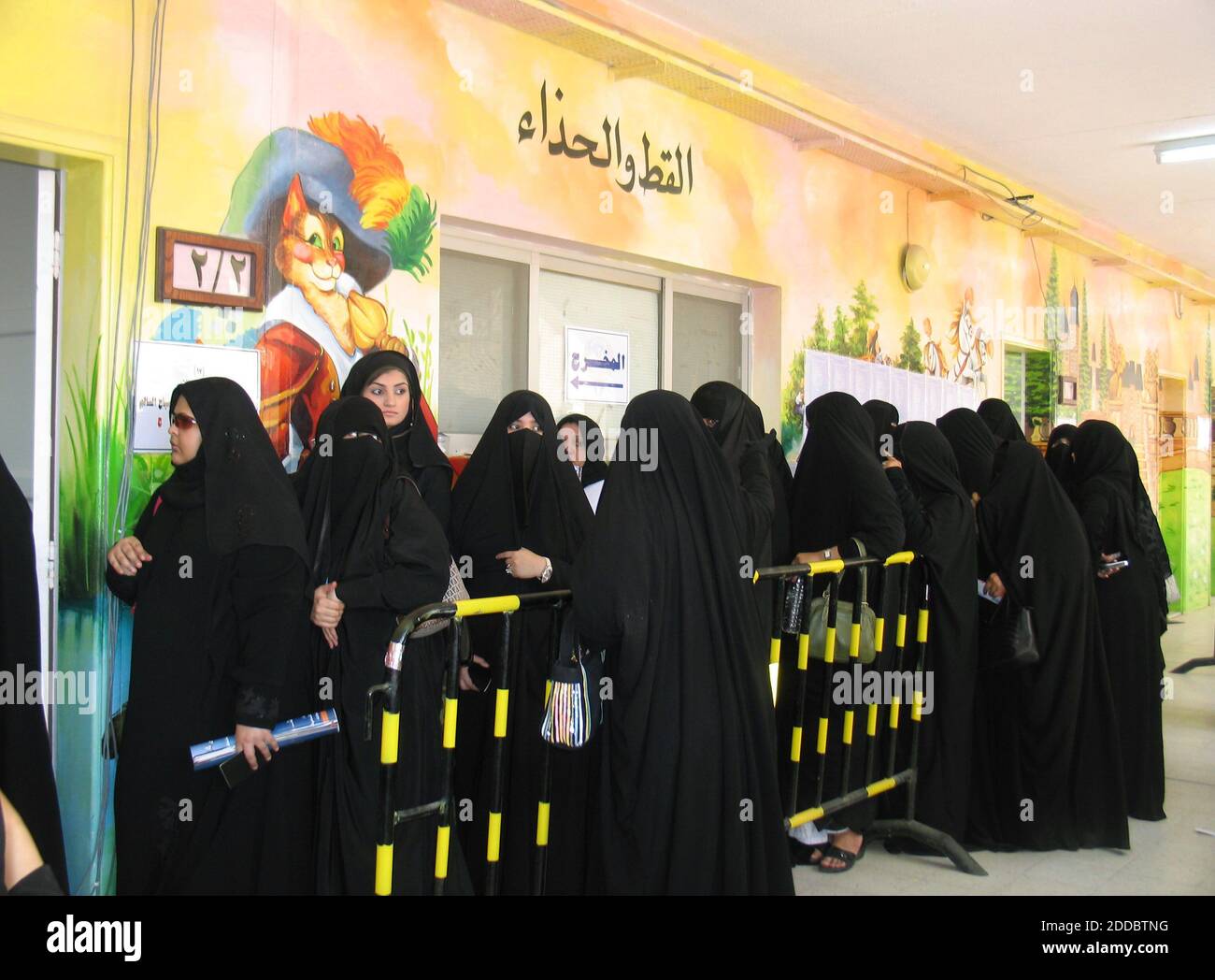 Kuwait city kuwait women in hi-res stock photography and images - Alamy