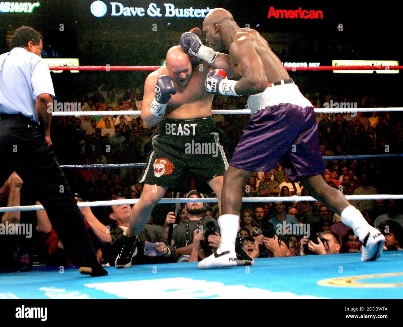 American airlines center boxing hi-res stock photography and images - Alamy